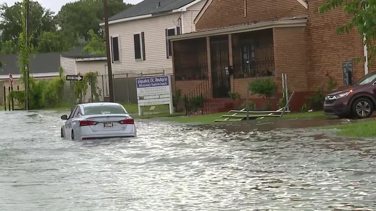 Street flooding at Earhart Boulevard – WGNO