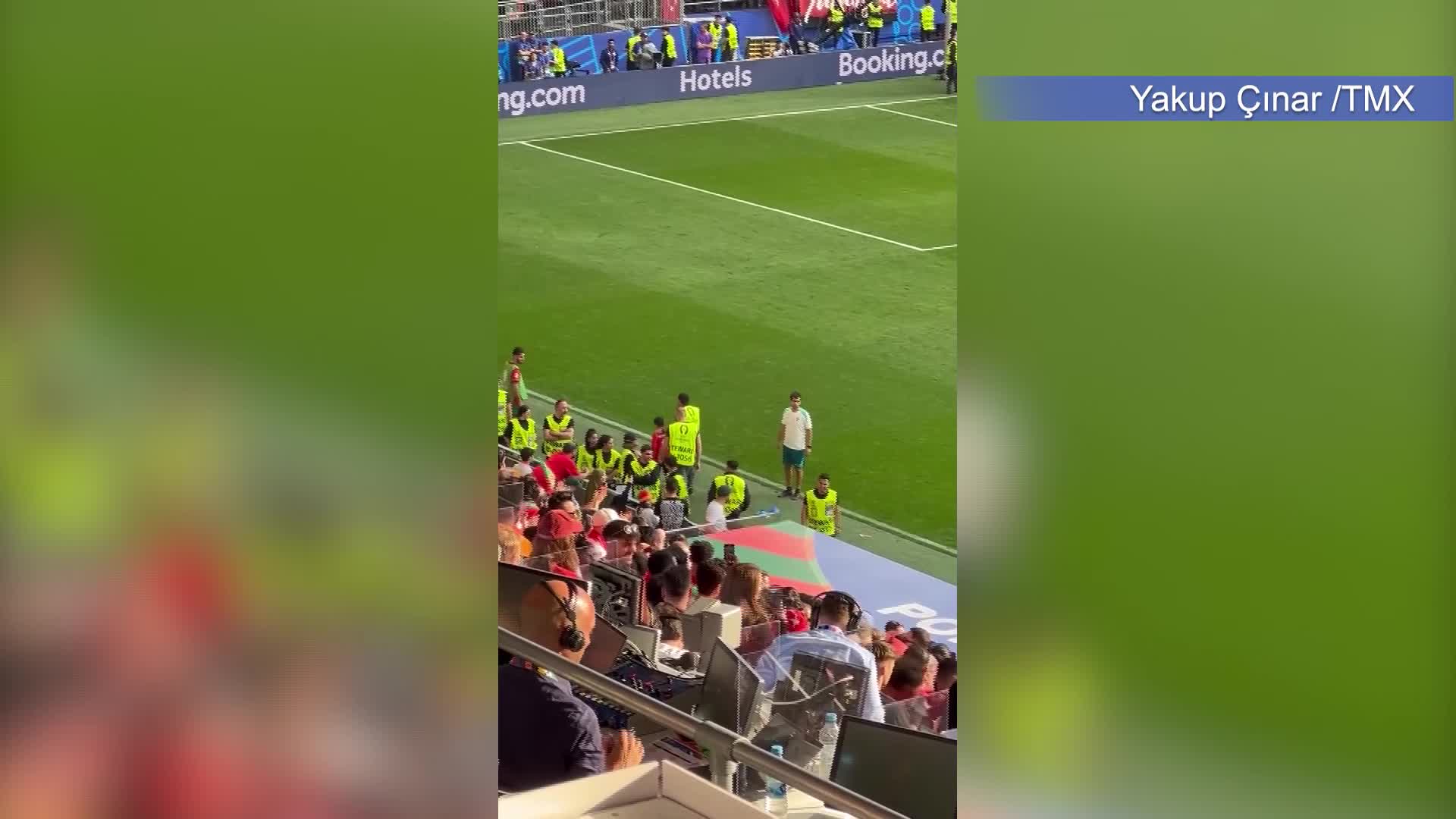 Niño invade el campo de juego en partido entre Turquía y Portugal para ...