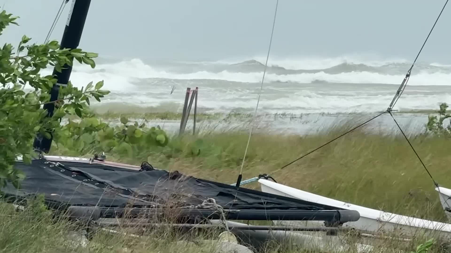 Siesta Key waves slam onshore – WFLA