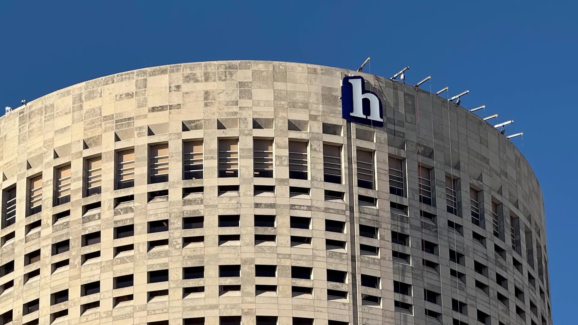 What is the ‘h’ on top of Tampa’s ‘Beer Can’ building? – WFLA